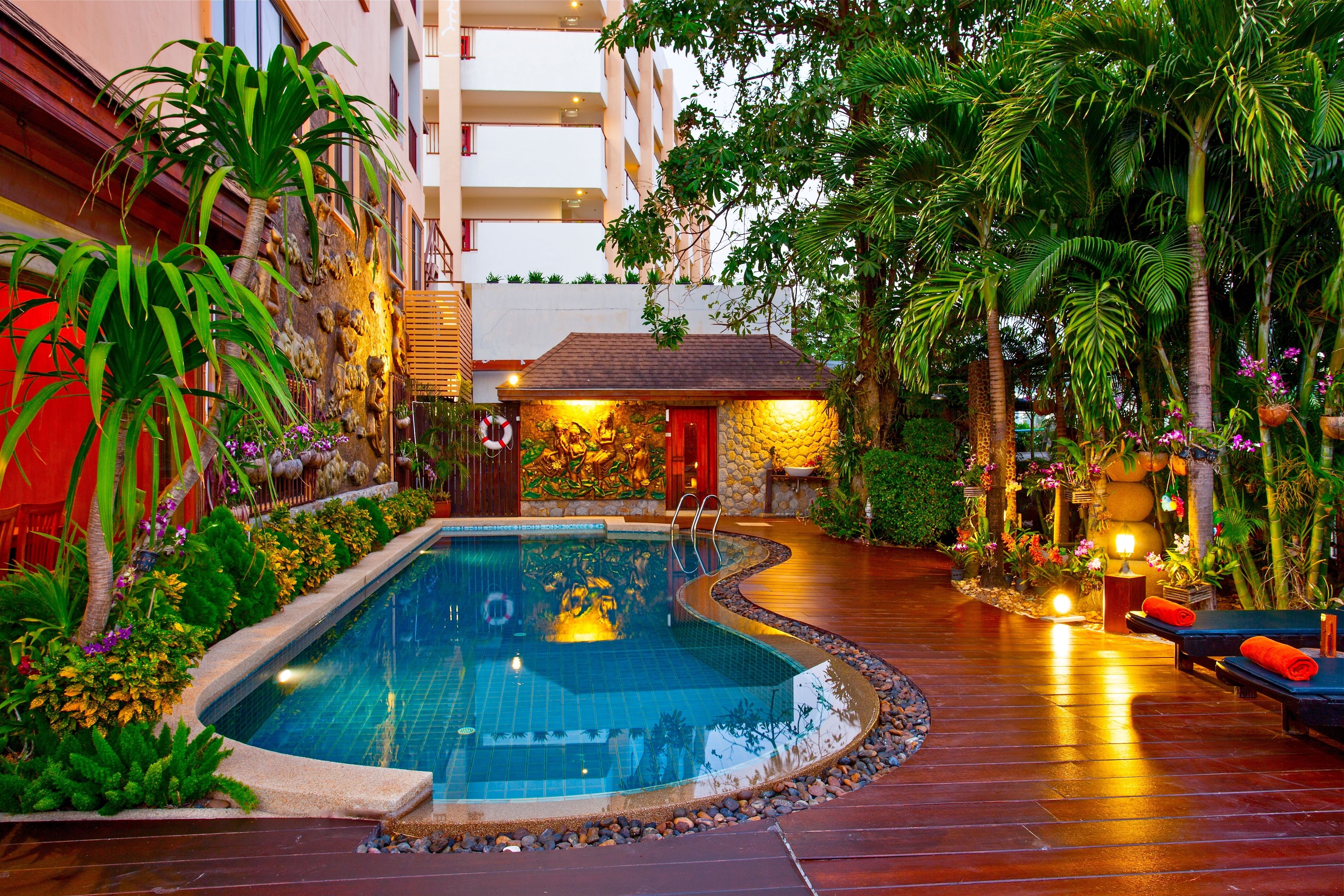 Piscina externa, guarda-sóis, espreguiçadeiras