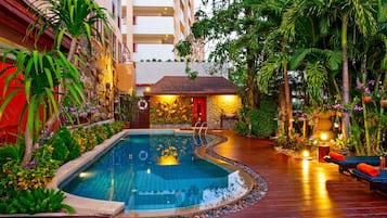 Piscina externa, guarda-sóis, espreguiçadeiras