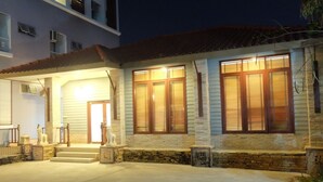Fachada da propriedade à noite