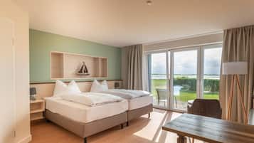 Quarto Duplo Comfort (water side) | Roupa hipoalergénica, secretária, Wi-fi grátis, roupa de cama fornecida