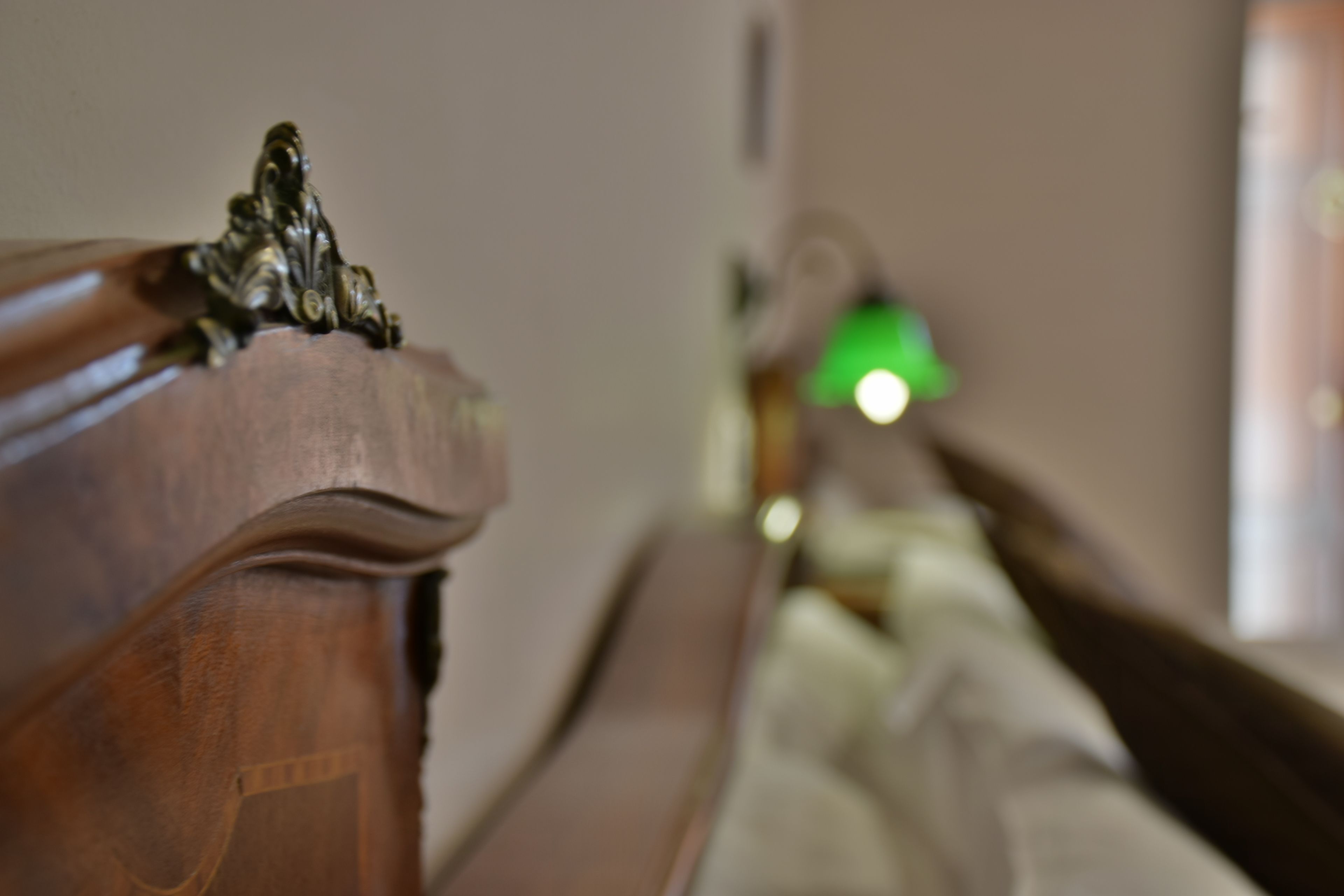 Um close-up de uma estrutura de cama de madeira com detalhes entalhados.