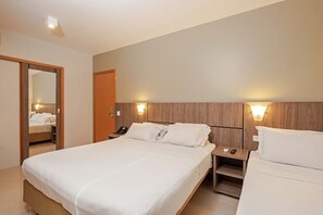 Quarto | Minibar, cofre no quarto, secretária, cortinas/cortinados opacos 