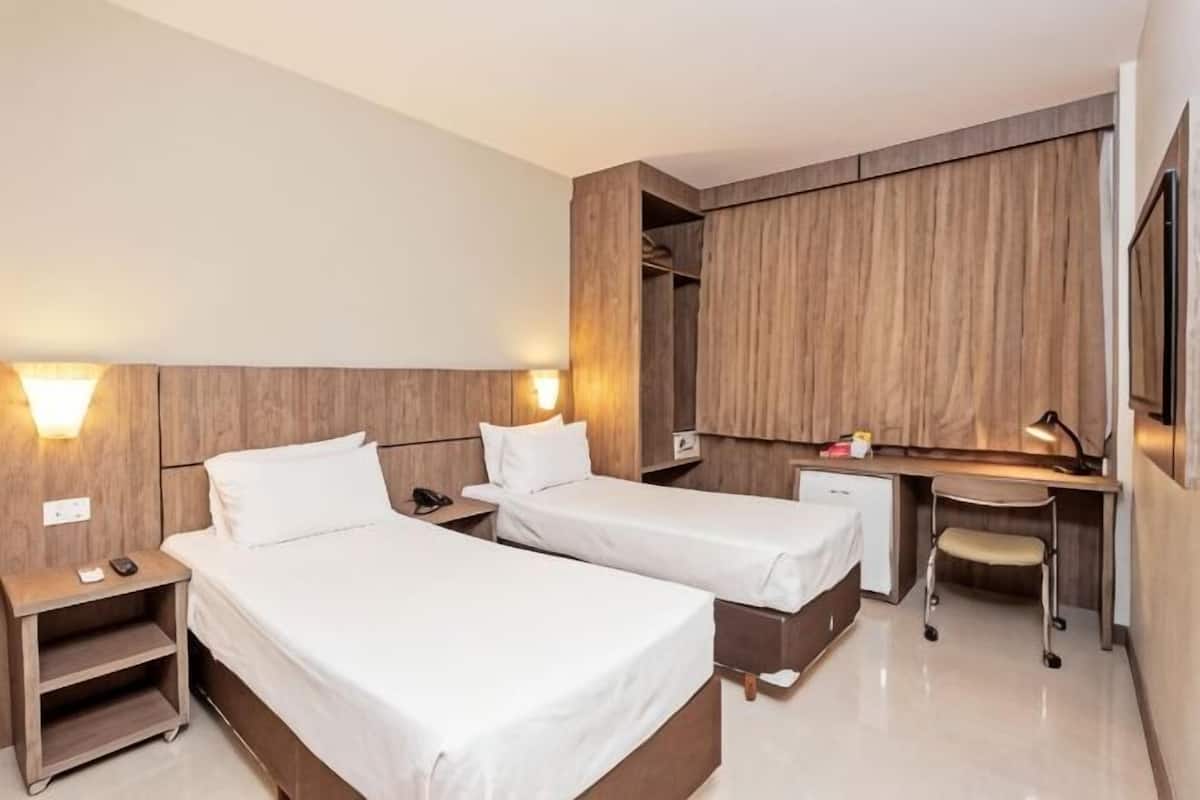 Frigobar, cofres nos quartos, escrivaninha, cortinas blackout