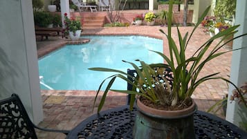 Piscina externa, espreguiçadeiras