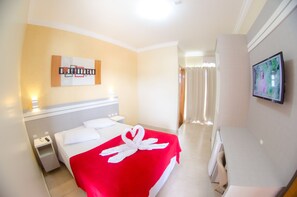 Quarto Duplo Deluxe, vista para a piscina | Minibar, secretária, cortinas/cortinados opacos, Wi-fi grátis 