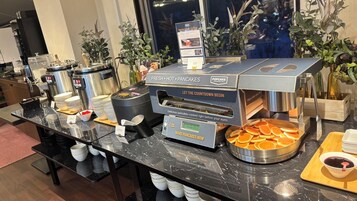 Pequeno-almoço tipo buffet diário mediante uma taxa