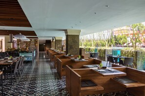 Pequenos-almoços, almoços servidos, cozinha indonésia, junto à piscina