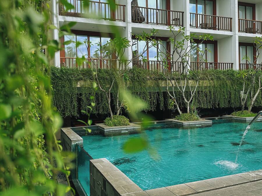 Piscina externa, espreguiçadeiras