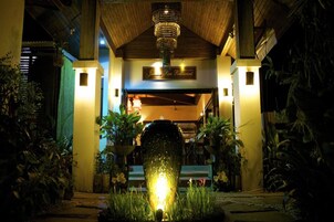 Fachada do alojamento (tarde/noite)