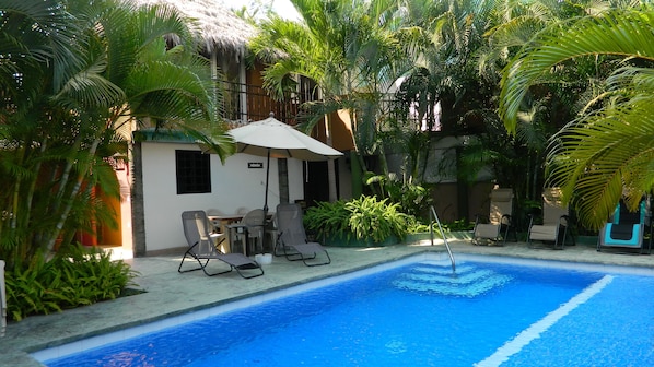 Piscina externa, guarda-sóis