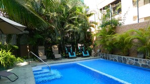 Piscina externa, guarda-sóis