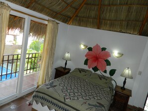 Condo Pool View | 1 quarto, cofres nos quartos, individualmente decorados