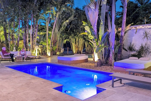 3 piscinas exteriores, uma piscina aquecida, guarda-sóis