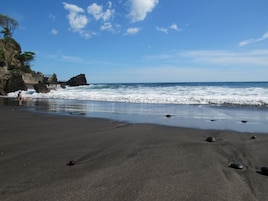 Uma praia privada, praia de areia negra, surf/bodyboard