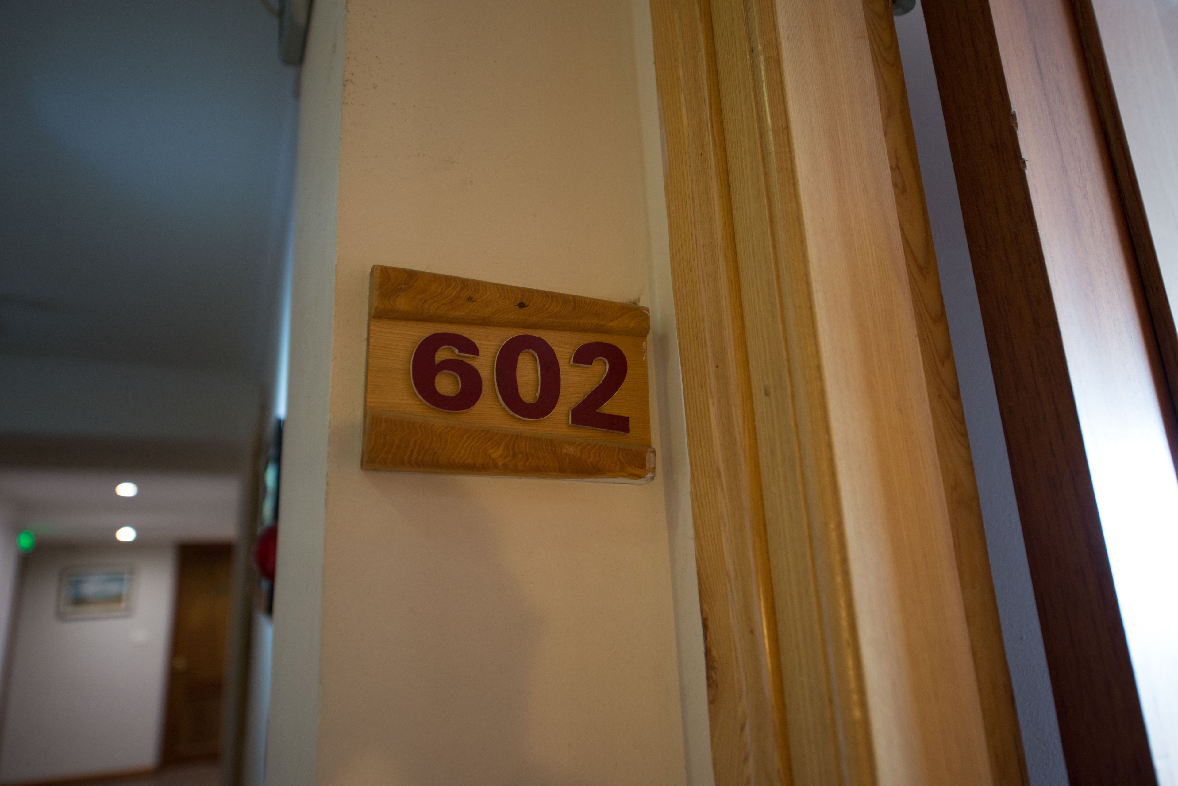 Moldura de porta de madeira com o número 602.