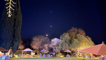 Fachada da propriedade à noite