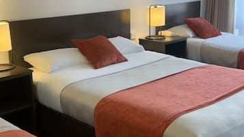 Quarto Familiar | Minibar, secretária, cortinas/cortinados opacos, ferro/tábua de engomar