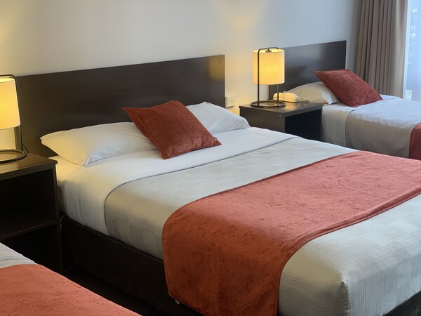 Ploughmans Motor Inn - Horsham