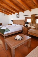 Penthouse With Sea View | Área de estar | TV de tela plana