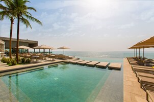 Piscina externa, guarda-sóis, espreguiçadeiras