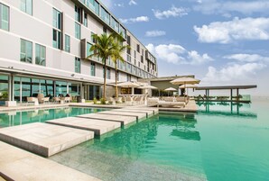 Piscina externa, guarda-sóis, espreguiçadeiras