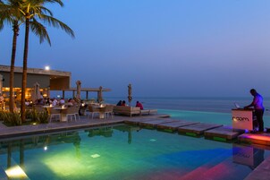 Fachada da propriedade à noite