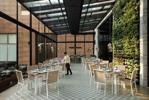 3 restaurantes, pequenos-almoços servidos, cozinha internacional