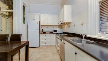 Casa, 4 quartos | Opções para refeição no quarto