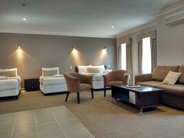 Suite Familiar | Sala de estar | Televisor LCD de 40 polegadas com canais por cabo, televisor 