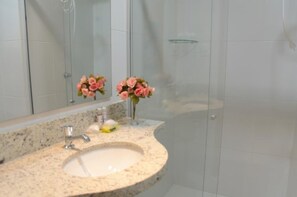 Quarto casal standard | Banheiro | Chuveiro, secador de cabelo, toalhas de banho 