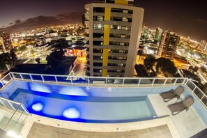 Piscina externa, funciona das 8h às 22h, guarda-sóis, espreguiçadeiras
