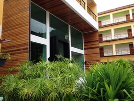 Um edifício moderno com grandes janelas e varanda.