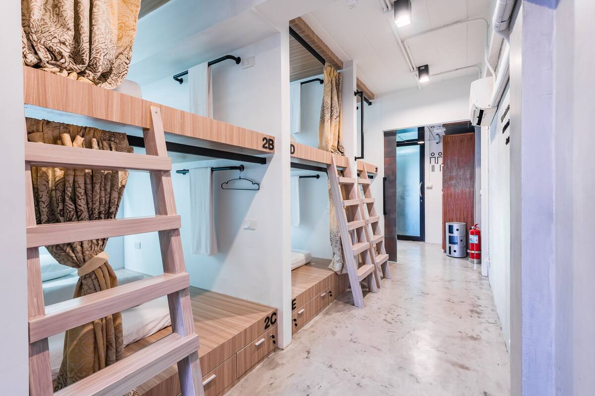 Dormitório Partilhado, 1 quarto | Cortinas/cortinados opacos, Wi-fi grátis, com decoração personalizada 