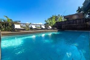 Piscina exterior, guarda-sóis, espreguiçadeiras 
