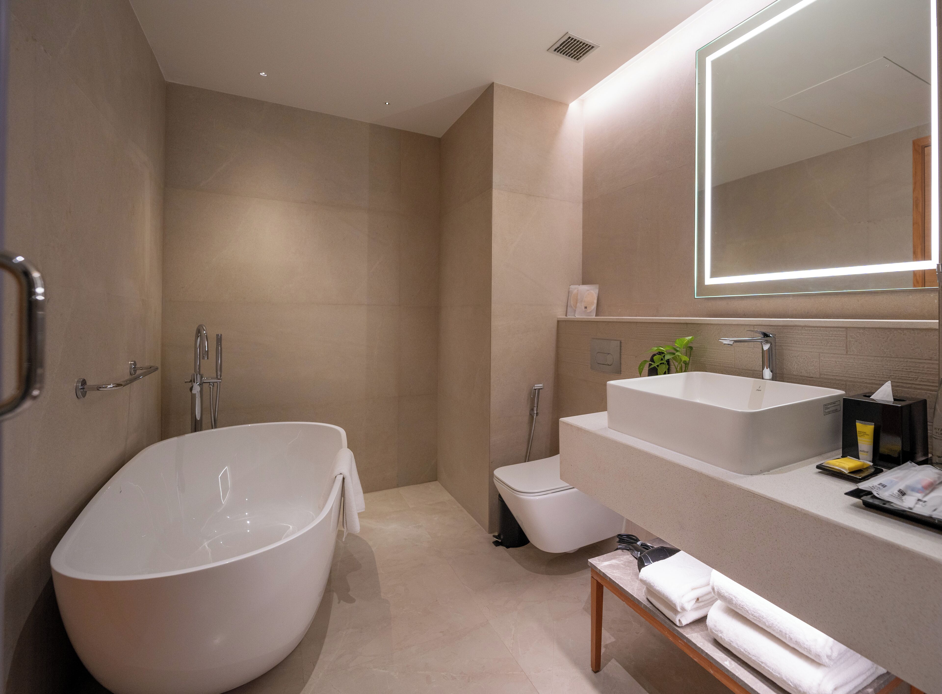 Suite Premier | Casa de banho | Produtos de higiene exclusivos, um secador de cabelo, chinelos 