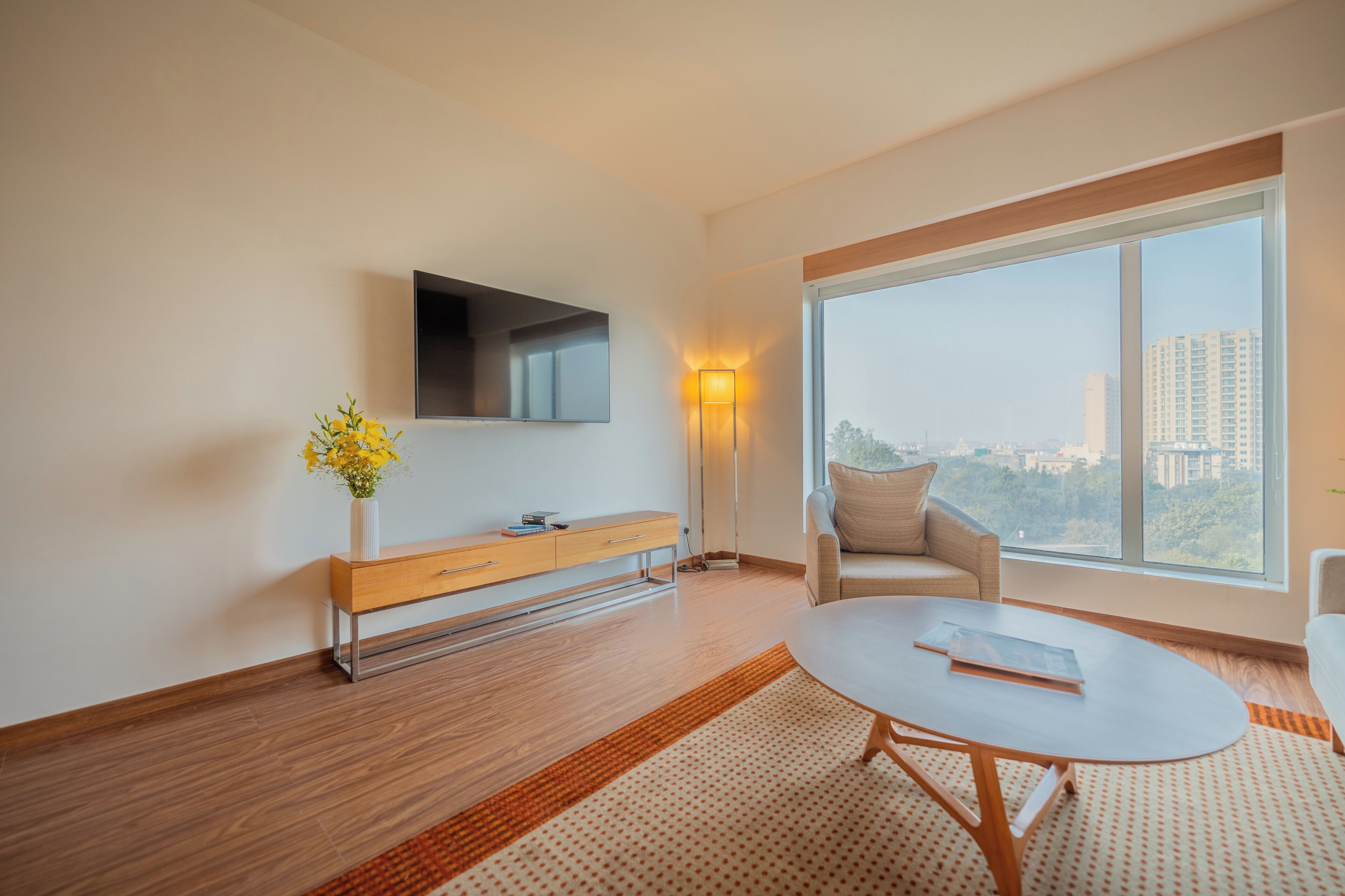 Suite Premier | Sala de estar | Televisor LED de 65 polegadas com canais via satélite, televisor 