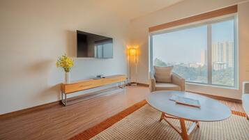 Suite Premier | Sala de estar | Televisor LED de 65 polegadas com canais via satélite, televisor