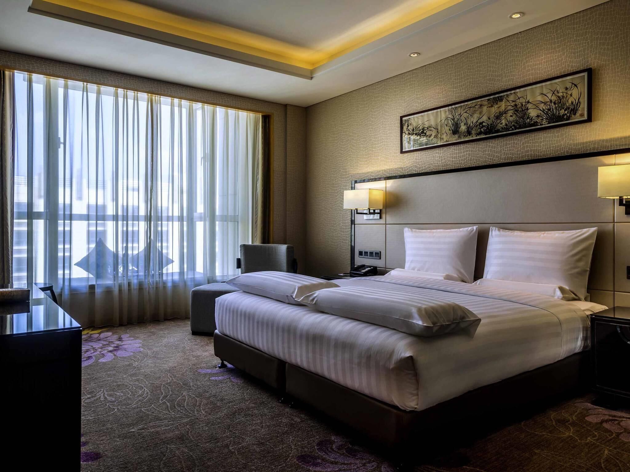 Minibar, cofre no quarto, secretária, ferro/tábua de engomar 