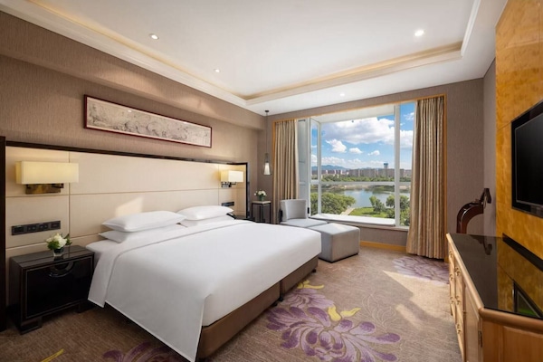 Frigobar, cofres nos quartos, escrivaninha