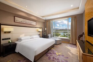 Frigobar, cofres nos quartos, escrivaninha