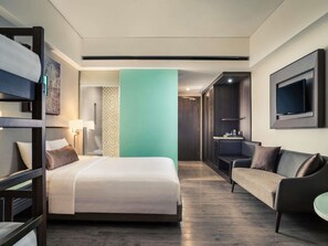 Family Room with 1 King Size and Children Bunk Bed | Roupa de alta qualidade, minibar, cofre no quarto, secretária 