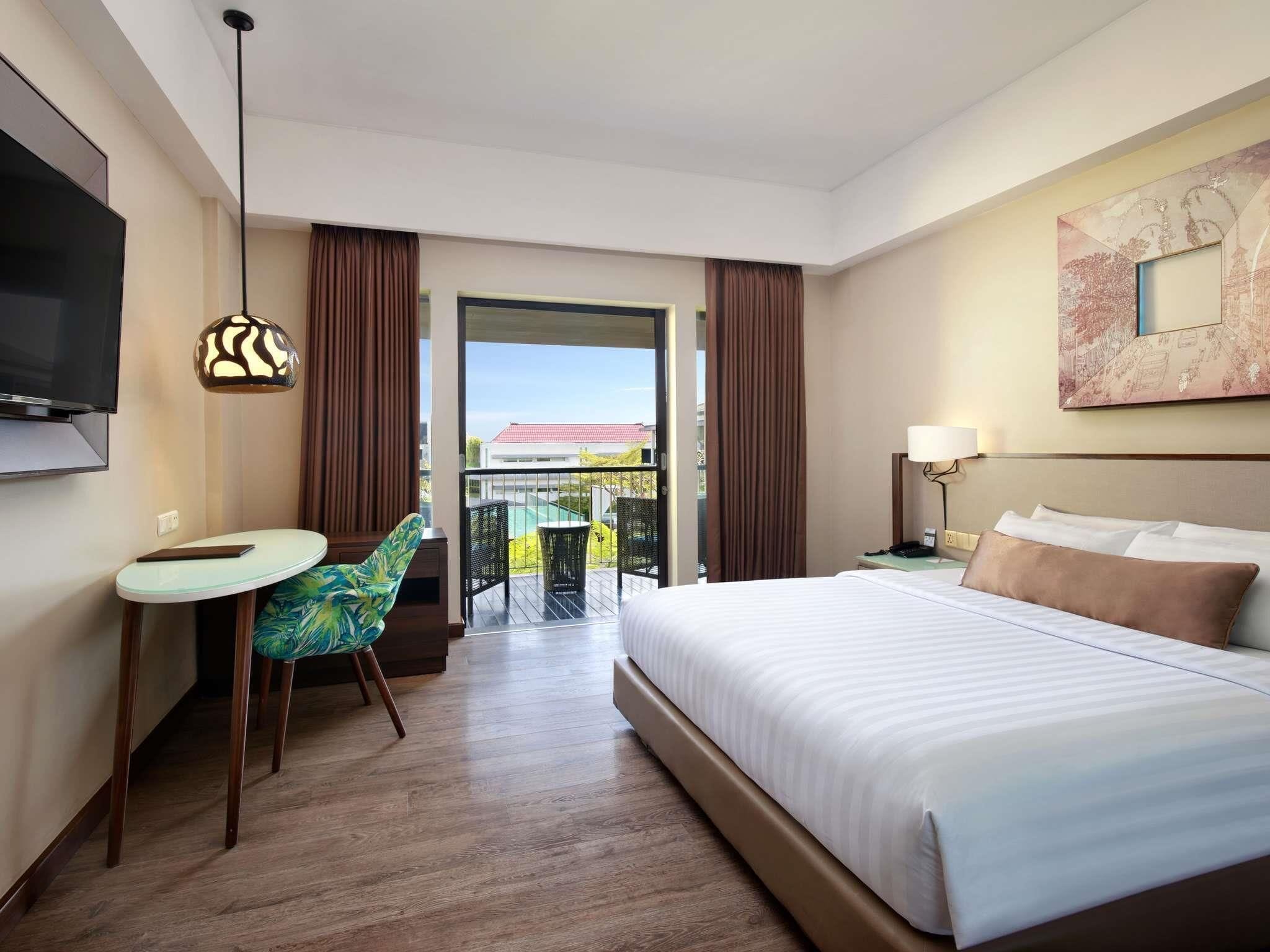 Quarto Deluxe, 1 cama de casal, varanda, vista para a piscina | Roupa de alta qualidade, minibar, cofre no quarto, secretária 