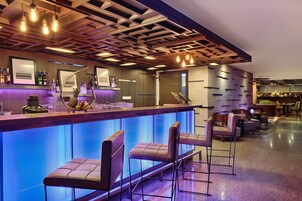 2 bares/lounges, bar ao lado da piscina