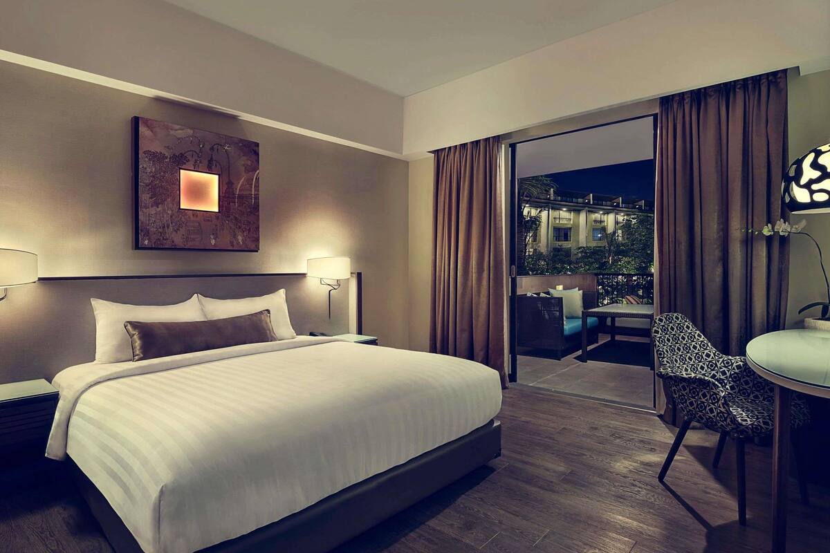 Quarto Deluxe, 1 cama de casal, varanda | Roupa de alta qualidade, minibar, cofre no quarto, secretária 