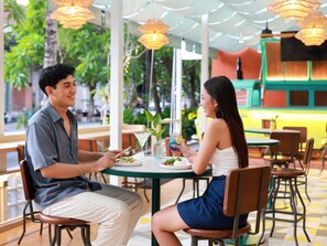 2 bares/lounges, um bar junto à piscina 