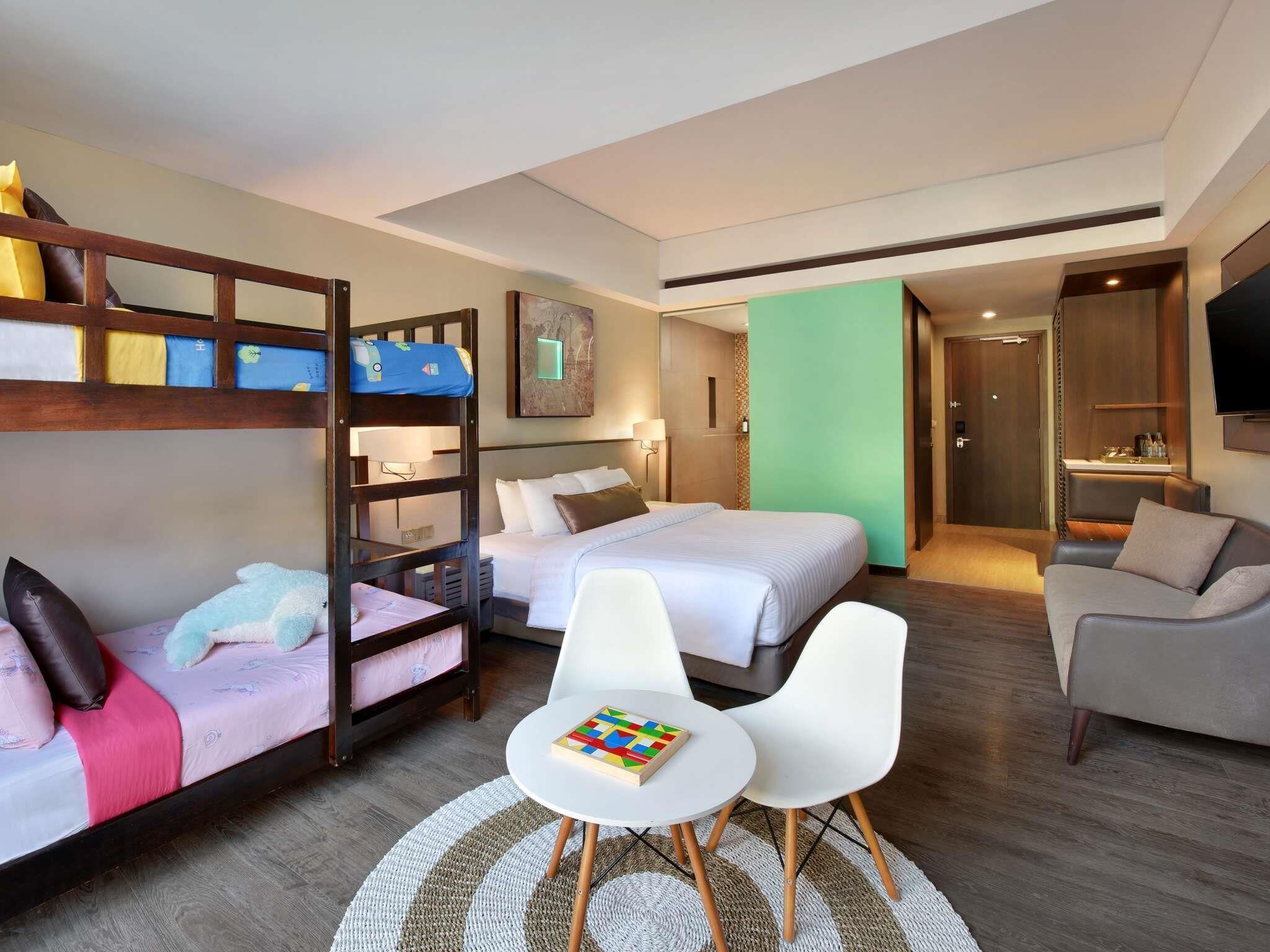Family Room with 1 King Size and Children Bunk Bed | Roupa de alta qualidade, minibar, cofre no quarto, secretária 