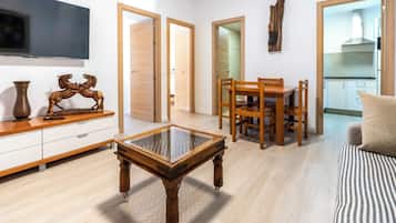 Apartamento, 2 quartos, terraço | Sala de estar | Televisor LED de 55 polegadas com canais via satélite, televisor
