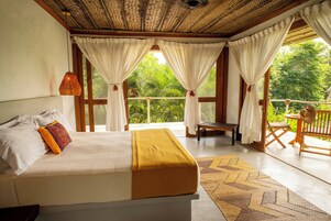 Quarto casal, vista para o jardim | Cofres nos quartos, escrivaninha, Wi-Fi de cortesia, roupa de cama