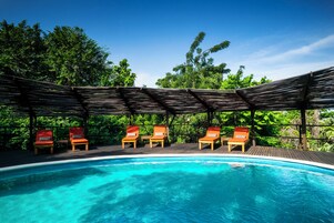 3 piscinas externas, espreguiçadeiras