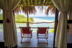 Suíte, 1 cama King, vista para o mar | Terraço/pátio